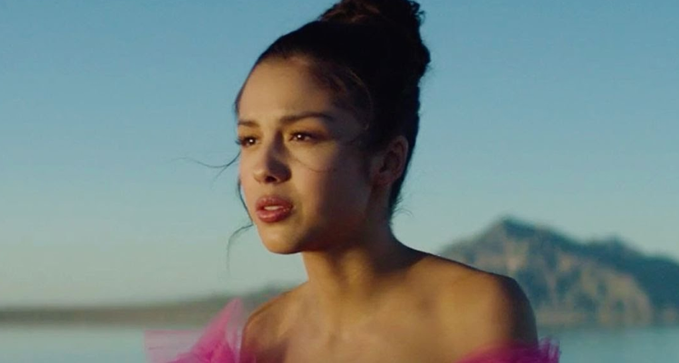 Popular singer Olivia Rodrigo falls through concert stage leaving ...